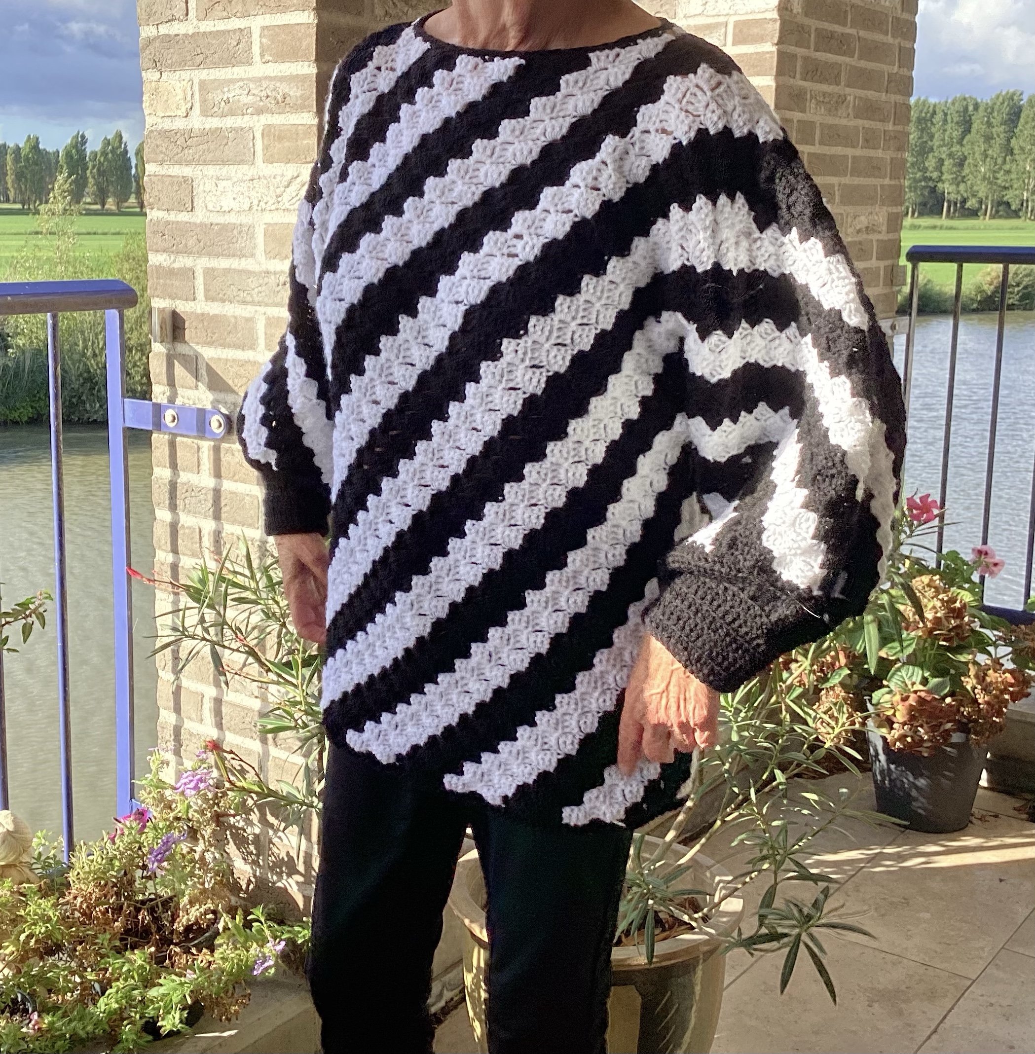 W102 zwart witte c2c trui – Lydia’s eigen haakontwerpen